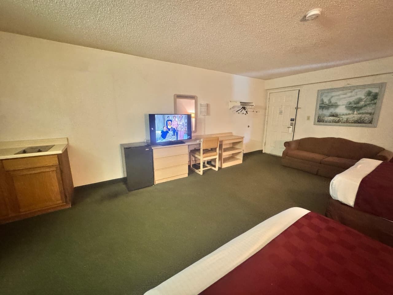 Minibar, cofre no quarto, secretária, ferro/tábua de engomar 