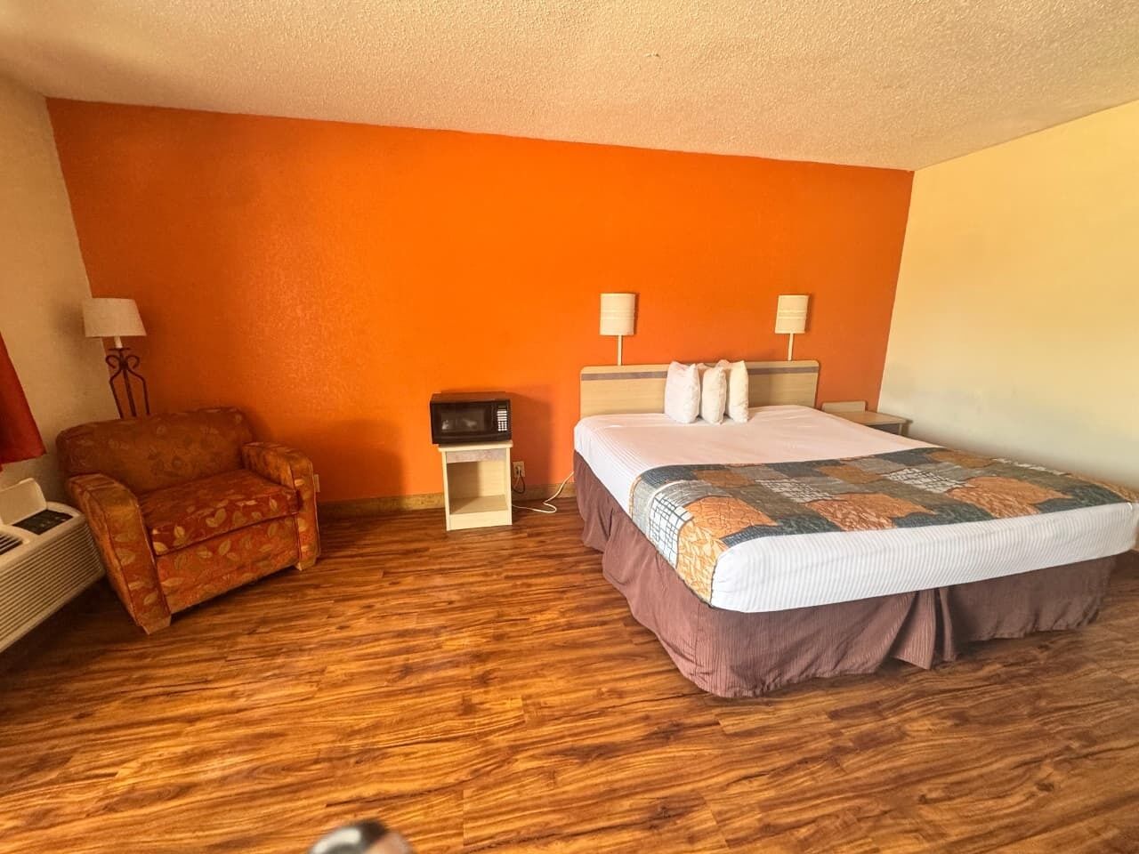 Minibar, cofre no quarto, secretária, ferro/tábua de engomar 