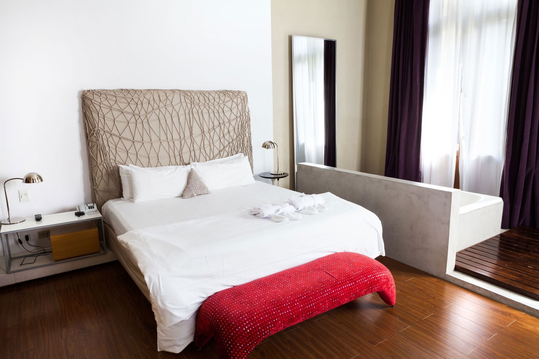 Camas de colchão pillowtop, minibar, cofre no quarto, secretária 