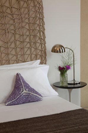 Camas de colchão pillowtop, minibar, cofre no quarto, secretária 