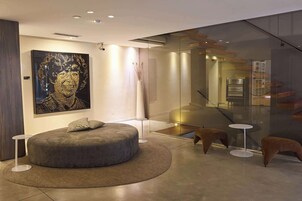Um interior moderno com uma área de estar circular, uma divisória de vidro e um design minimalista.