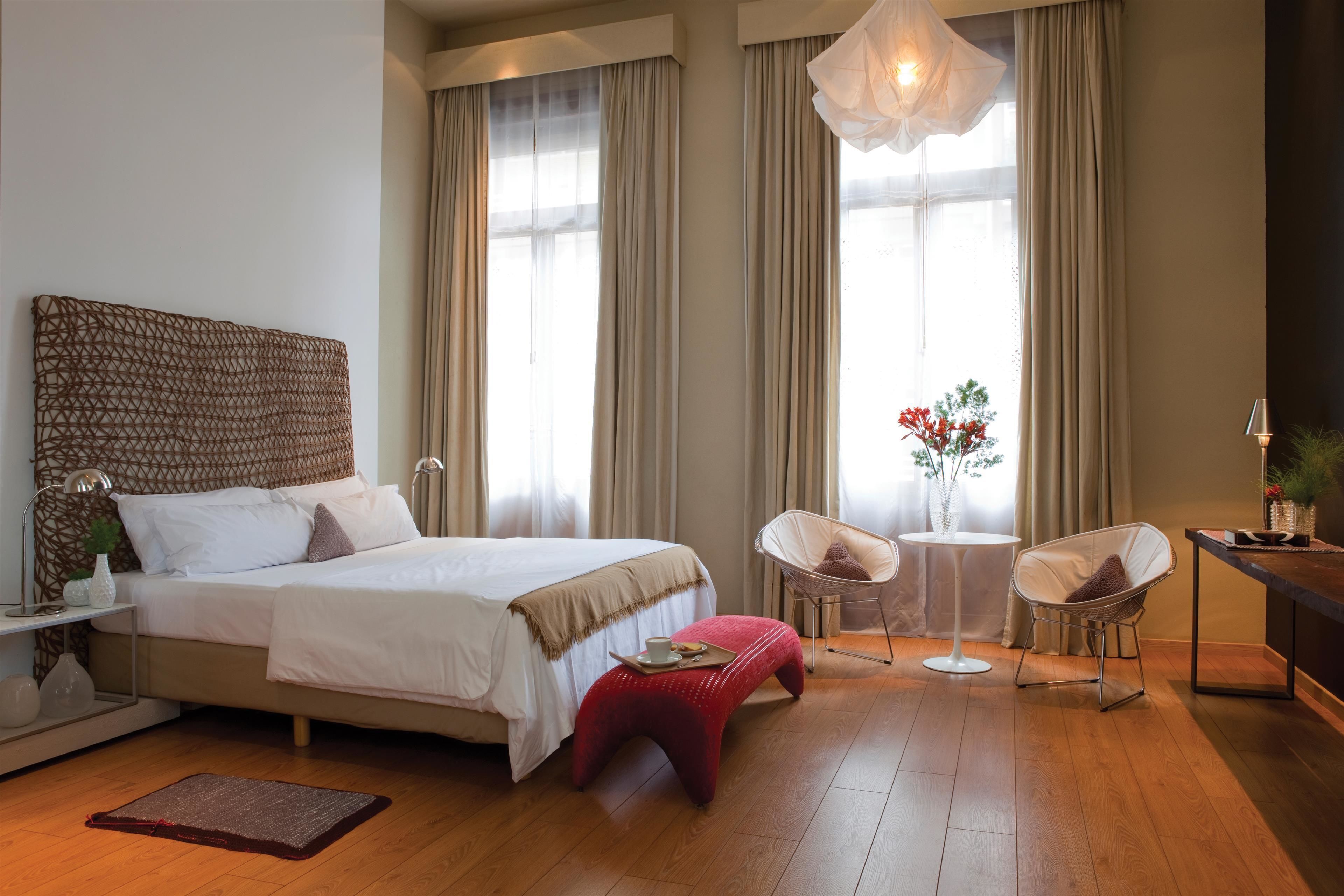 Camas de colchão pillowtop, minibar, cofre no quarto, secretária 