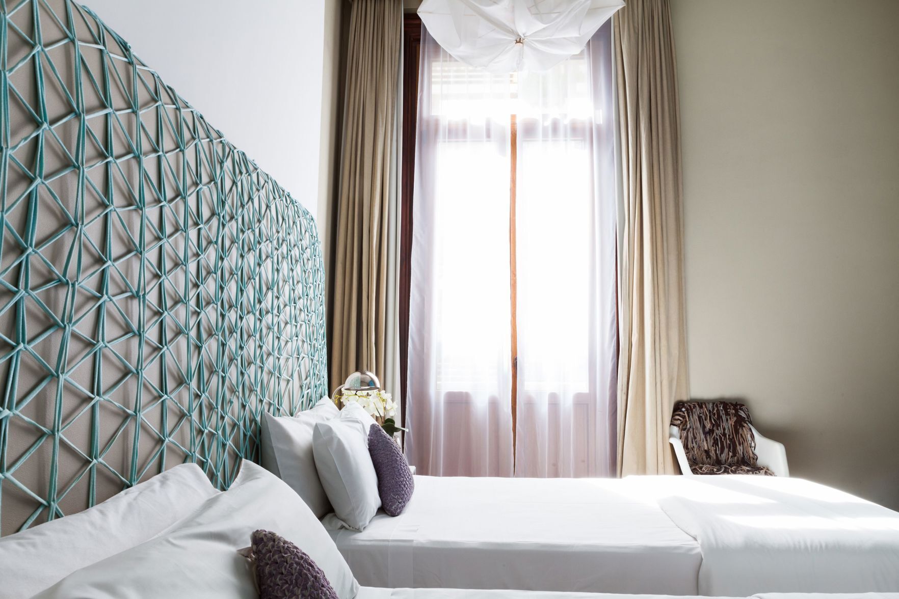 Camas de colchão pillowtop, minibar, cofre no quarto, secretária 