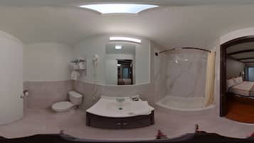 Quarto standard, 1 cama King | Banheiro | Produtos de toalete grátis, toalhas de banho