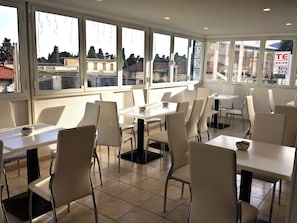 Café da manhã (EUR 10 por pessoa)