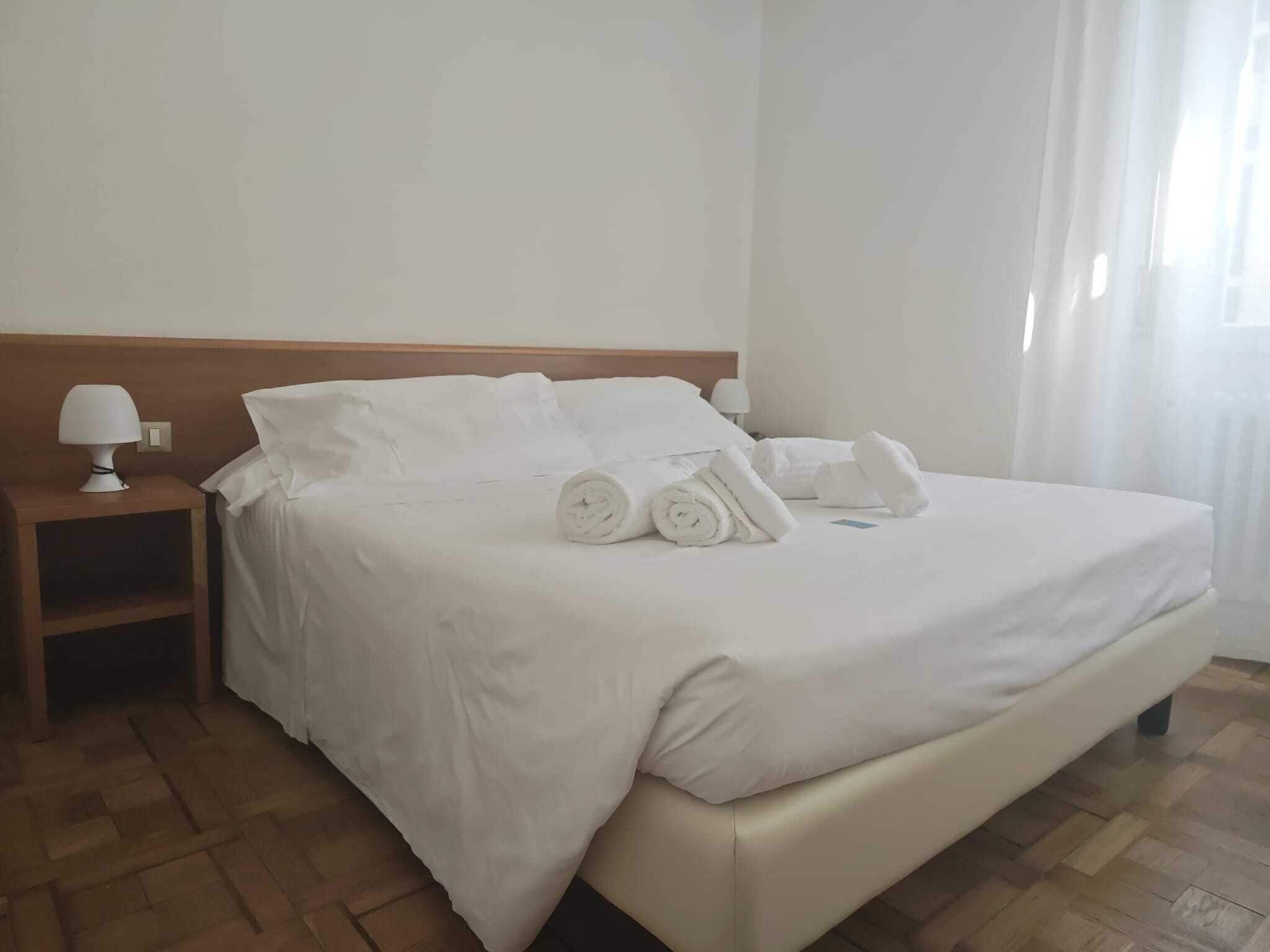 Quarto Duplo Standard | Minibar, cofre no quarto, secretária, cortinas/cortinados opacos 