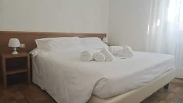 Quarto Duplo Standard | Minibar, cofre no quarto, secretária, cortinas/cortinados opacos