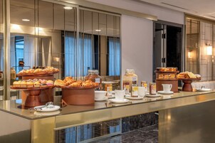 Pequeno-almoço tipo buffet diário mediante uma taxa 