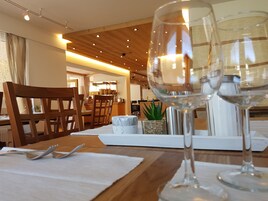 Pequeno-almoço tipo buffet diário (18 CHF por pessoa) 