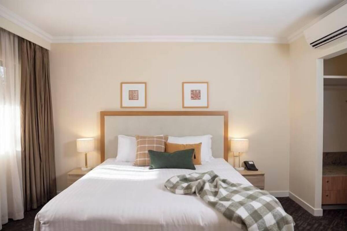 Camas de colchão pillowtop, cofre com capacidade para portátil 