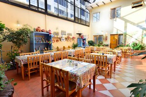 Pequeno-almoço completo diário incluído 