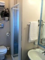 Um polibã, um chuveiro fixo, artigos de higiene pessoal grátis 