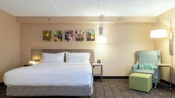 Quarto, 1 cama King, acessível | Área de estar | TV LCD, filmes pagos