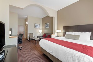 Suite, 1 cama king-size, não fumadores, frigorífico e micro-ondas (with Sofabed) | Roupa de alta qualidade, cofre no quarto, secretária 