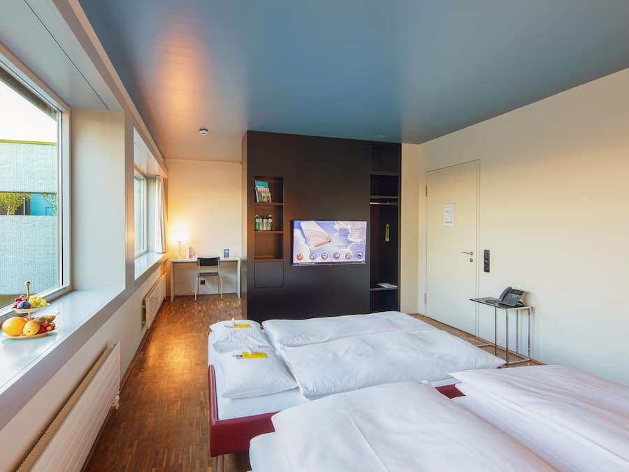 Edredões de penas, cofre no quarto, secretária