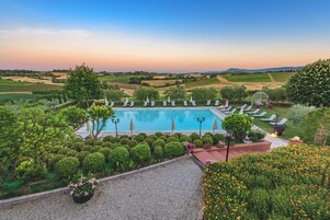 Piscina exterior, espreguiçadeiras