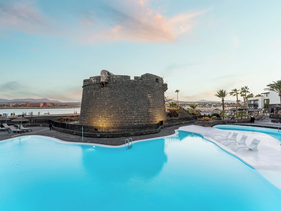 3 piscinas exteriores, guarda-sóis, espreguiçadeiras
