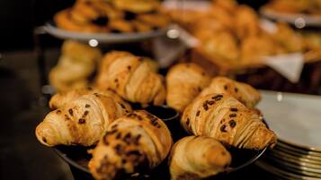 Diversos croissants dispostos numa bandeja.