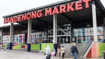 Mercado Dandenong com fachada colorida e entrada coberta.