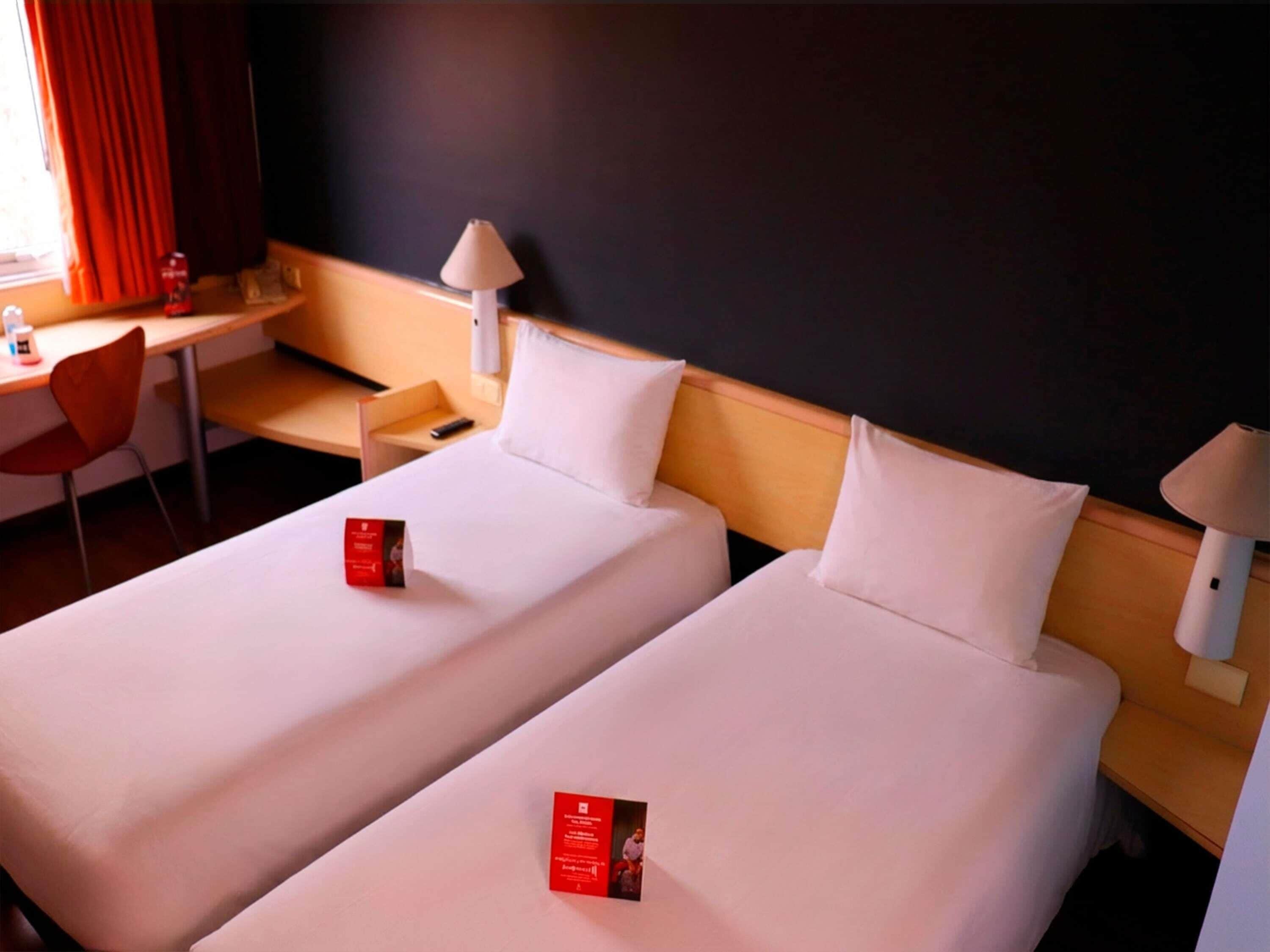 Quarto Standard, 2 camas individuais | Cofre no quarto, secretária, Wi-fi grátis, roupa de cama fornecida 