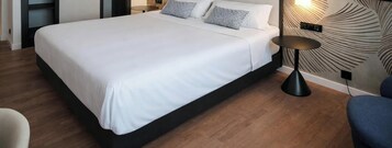 Minibar, cofre no quarto, secretária, cortinas/cortinados opacos