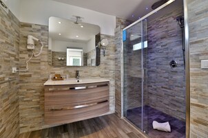 Suíte júnior, terraço, vista para a piscina | Banheiro | Secador de cabelo, bidê, toalhas de banho 