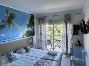 Quarto casal superior, vista para o mar | Camas Select Comfort, frigobar, cofres nos quartos, escrivaninha