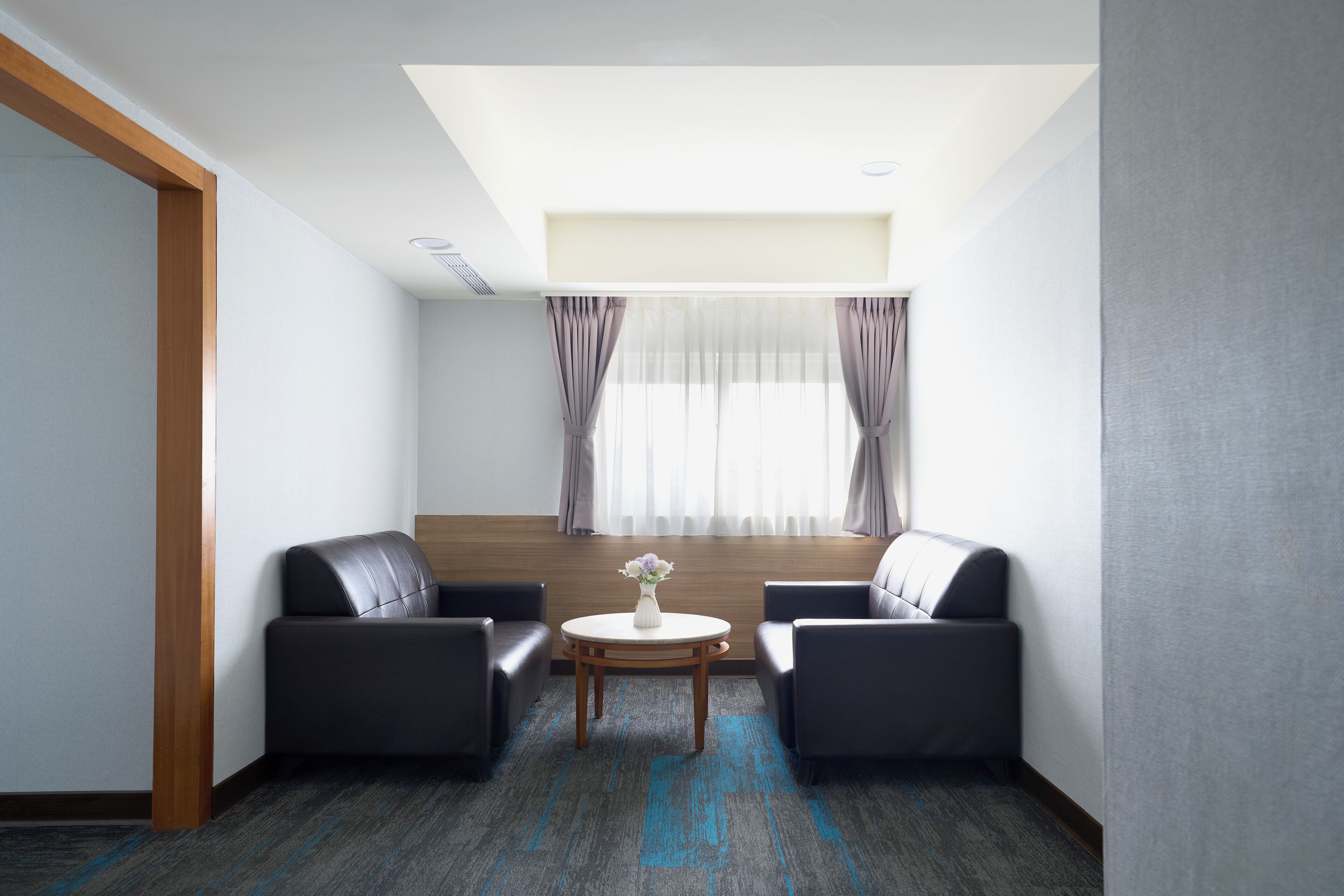 Quarto Duplo Deluxe | Roupa de alta qualidade, edredões de penas, secretária 