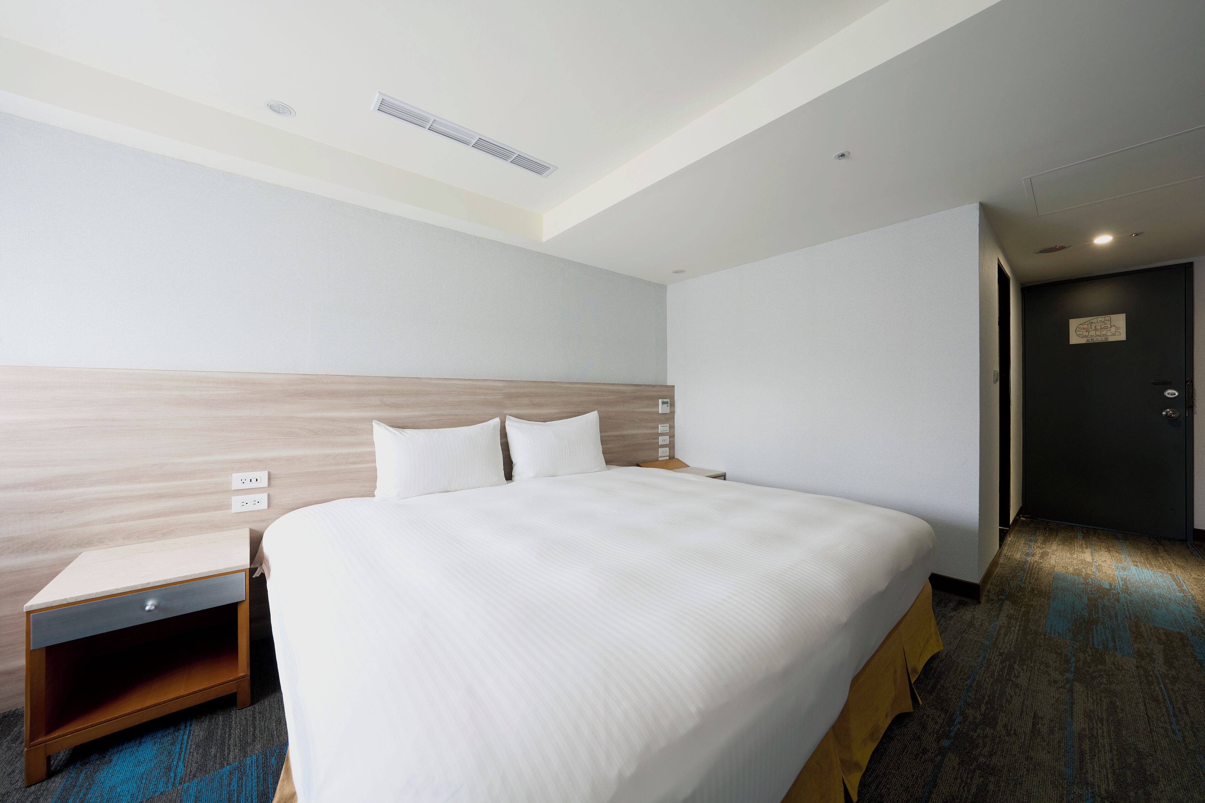 Quarto Duplo Elite | Roupa de alta qualidade, edredões de penas, secretária 