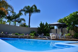 Piscina exterior, da(s) 7:30 à(s) 19:30, guarda-sóis, espreguiçadeiras