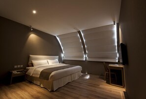 Cofre no quarto, cortinas/cortinados opacos, ferro/tábua de engomar