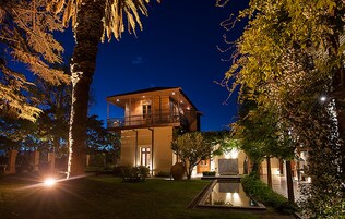 Fachada da propriedade à noite