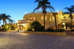 Fachada da propriedade à noite