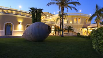 Fachada do alojamento (tarde/noite)