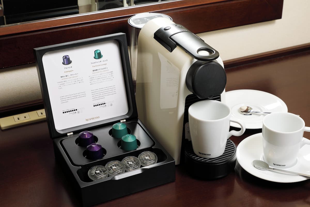 Cofre no quarto, secretária, cortinas/cortinados opacos