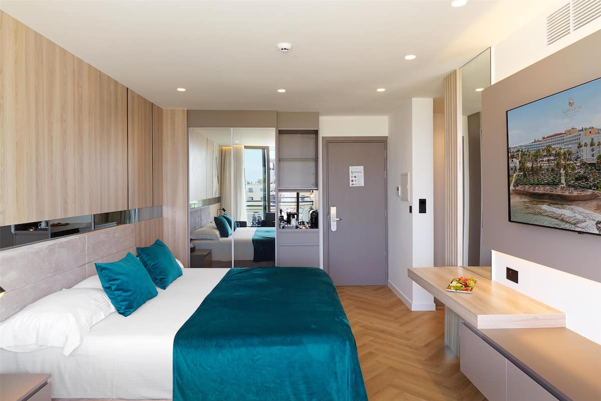 Suite Deluxe | 1 quarto, cofre no quarto, secretária, Wi-fi grátis