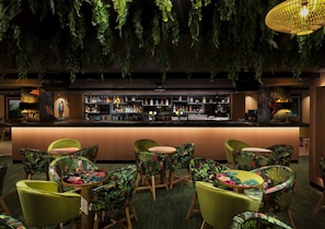 5 bares/lounges, 2 bares junto à piscina, um bar de praia