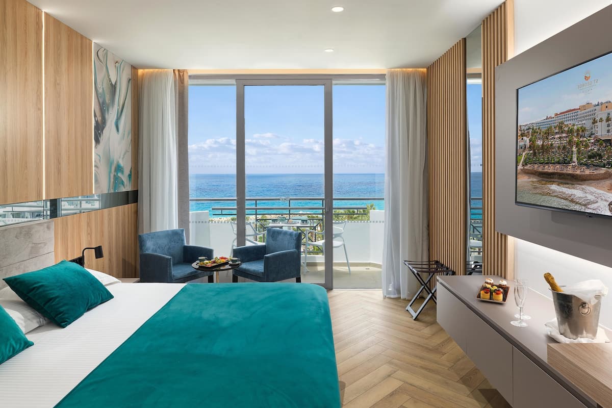 Quarto casal luxo, vista para o mar | Cofres nos quartos, escrivaninha, Wi-Fi de cortesia, roupa de cama