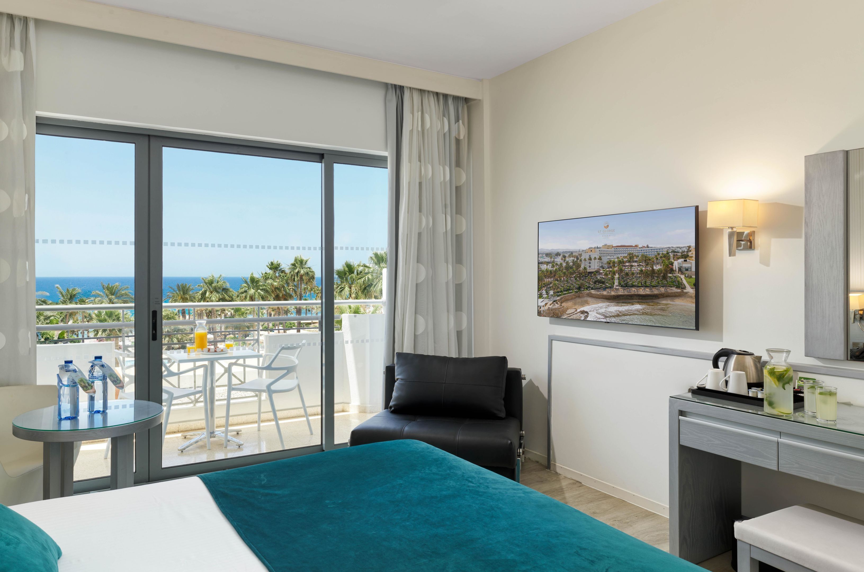 Quarto casal ou duplo, vista para o mar | Cofres nos quartos, escrivaninha, Wi-Fi de cortesia, roupa de cama