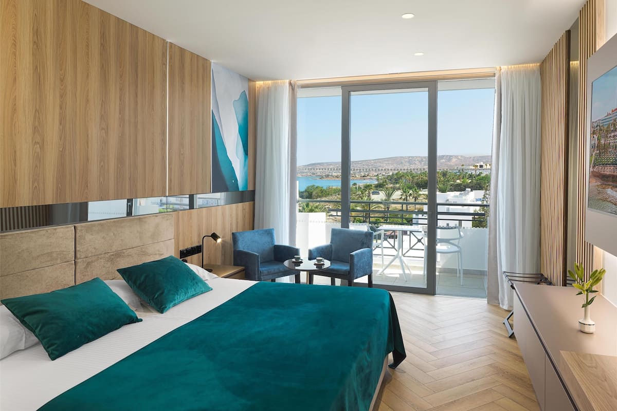 Quarto Duplo Deluxe, vista parcial para o mar | 1 quarto, cofre no quarto, secretária, Wi-fi grátis