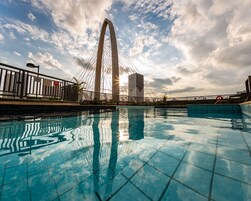 Piscina externa, funciona das 6h às 22h, guarda-sóis, espreguiçadeiras