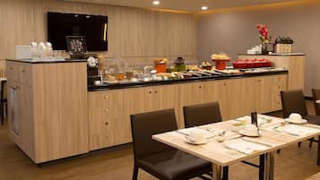 Café da manhã, almoço e jantar; culinária internacional