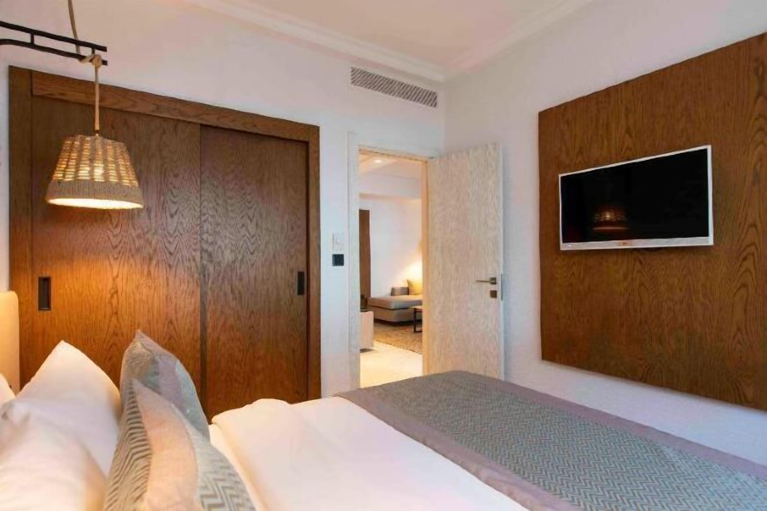 Frigobar, cofres nos quartos, escrivaninha, cortinas blackout