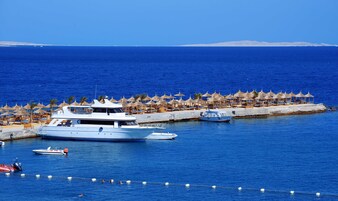 Praia particular, espreguiçadeiras, guarda-sóis 