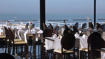 Pequeno-almoço tipo buffet diário mediante uma taxa