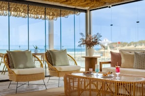 9 bares/lounges, 4 bares na praia, um bar à beira da piscina