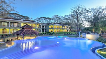 2 piscinas externas, funciona das 6h às 20h30, guarda-sóis