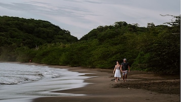 Na praia, praia de areia negra, toalhas de praia, mergulho 