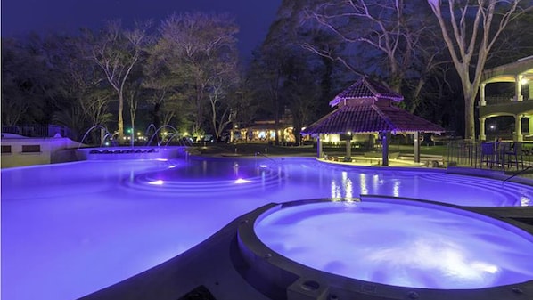2 piscinas externas, funciona das 8h às 20h, guarda-sóis