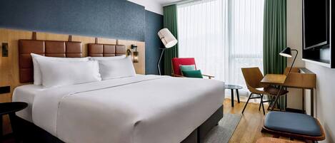 Roupa hipoalergénica, cofre no quarto, secretária